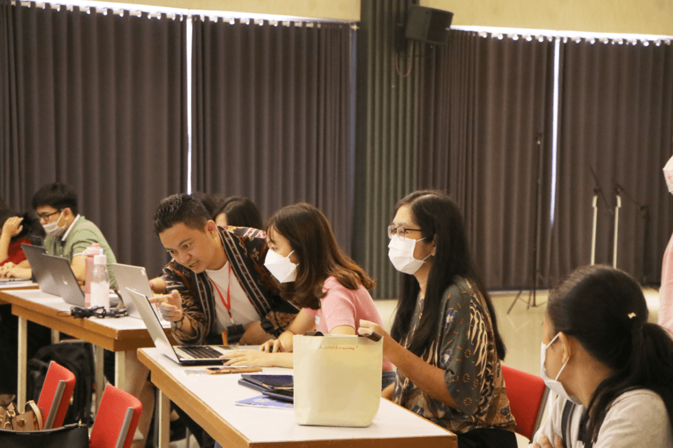 TEACHING WITH TECH: Pembelajaran menyenangkan menggunakan teknologi | Sekolah Tinggi Teologi Bandung